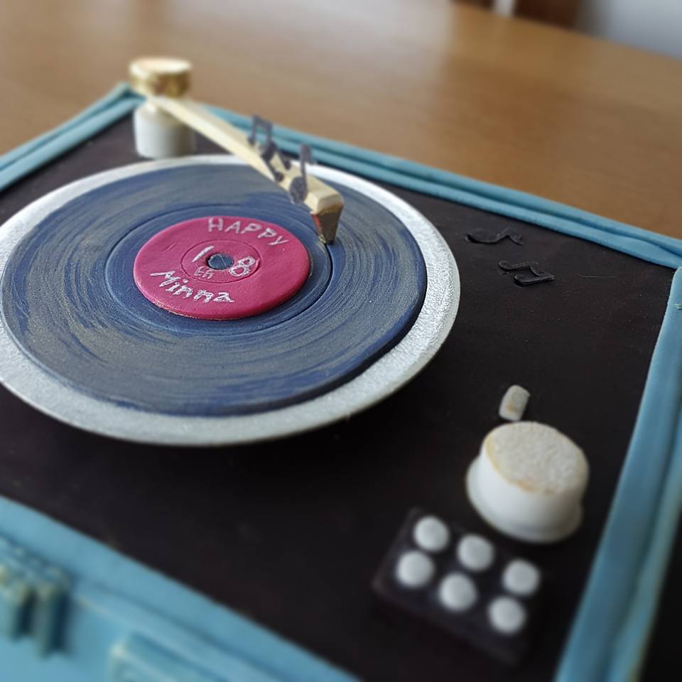 record player cake - EDIBLE ART BY BUNS OF FUN BAKERY